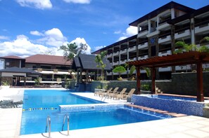 3 piscinas exteriores, espreguiçadeiras 