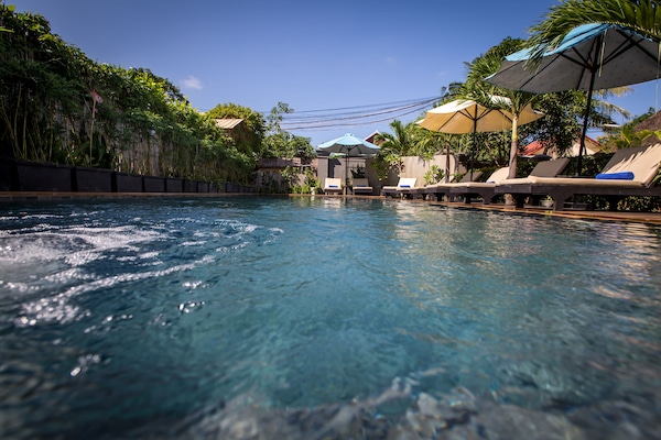 Piscina exterior, guarda-sóis, espreguiçadeiras