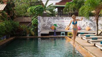 Piscina exterior, guarda-sóis, espreguiçadeiras