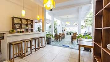 Pequenos-almoços, almoços, jantares servidos, com vista para o jardim