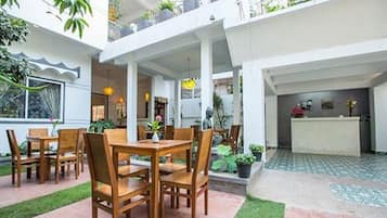 Pequenos-almoços, almoços, jantares servidos, com vista para o jardim