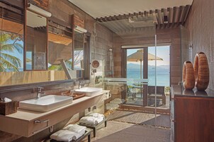 Island Tip Bungalow | Banheiro | Chuveiro, chuveiro com efeito de chuva, produtos de toalete grátis 