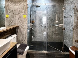 Suíte, 2 quartos | Banheiro | Chuveiro, chuveiro com efeito de chuva, produtos de toalete grátis