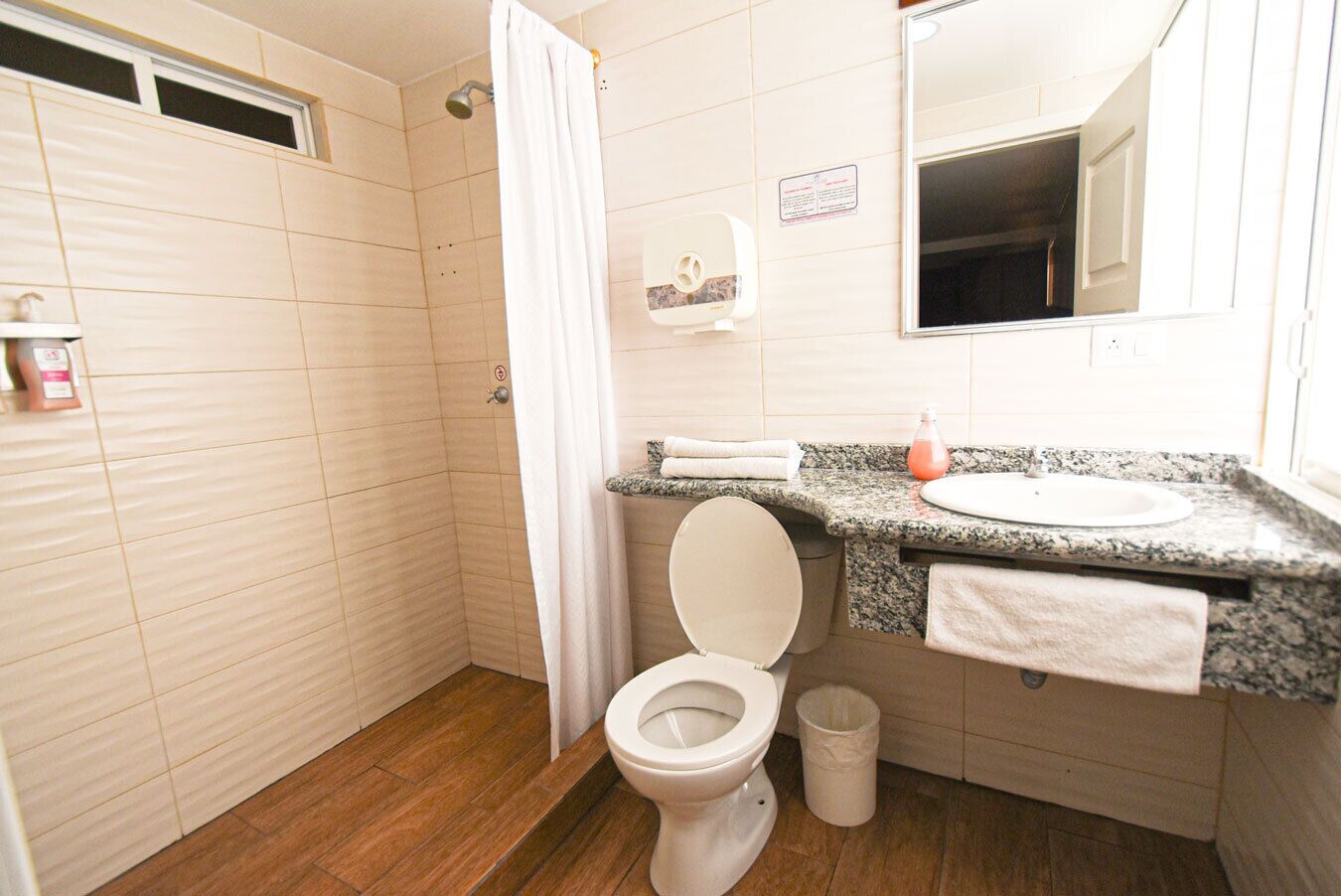 Edredões de penas, camas de colchão pillowtop, minibar, secretária 