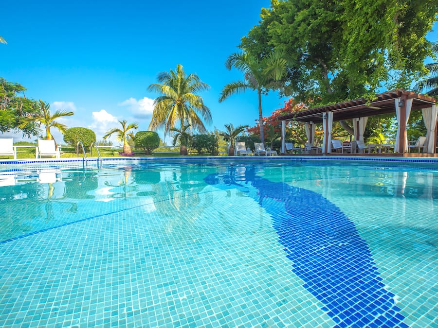 Piscina exterior, guarda-sóis, espreguiçadeiras
