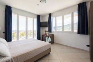 Quarto casal luxo | Cofres nos quartos, escrivaninha, cortinas blackout, Wi-Fi de cortesia