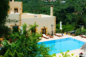 2 piscinas exteriores, guarda-sóis, espreguiçadeiras 