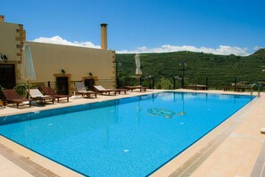 2 piscinas exteriores, guarda-sóis, espreguiçadeiras 