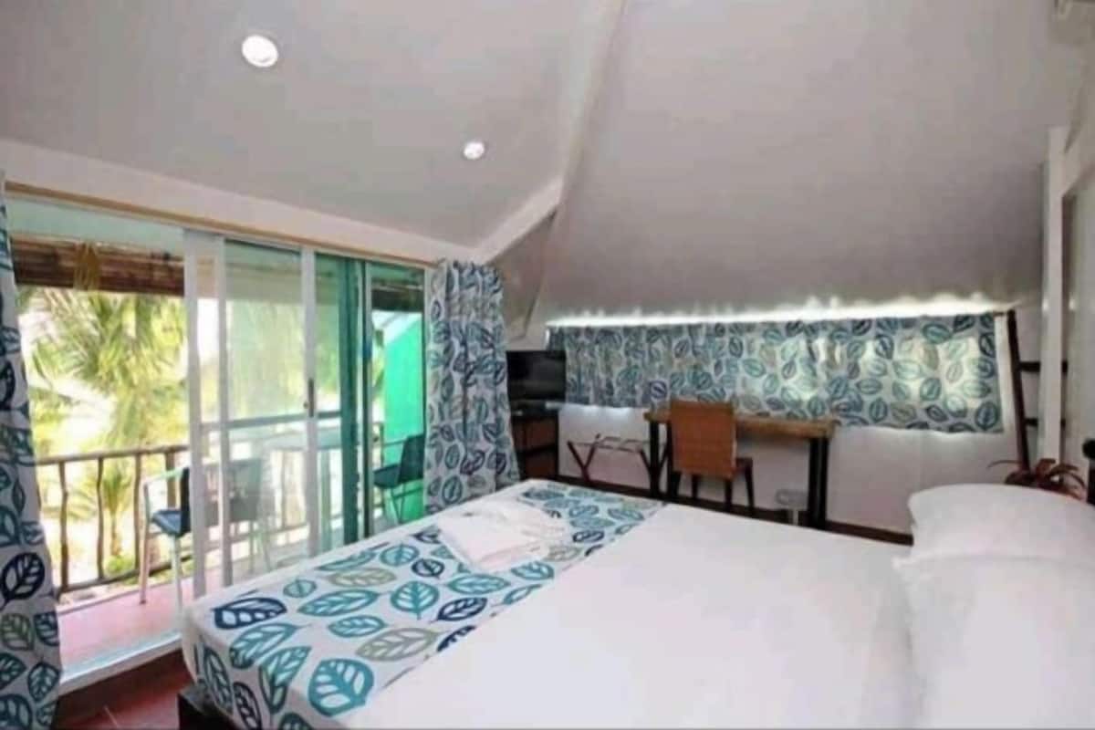Cofre no quarto, roupa de cama fornecida