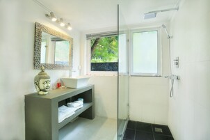 Quarto de Luxo | Casa de banho | Artigos de higiene ecológicos, um secador de cabelo, toalhas fornecidas 