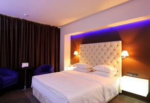 Roupa de alta qualidade, minibar, cofre com capacidade para portátil 
