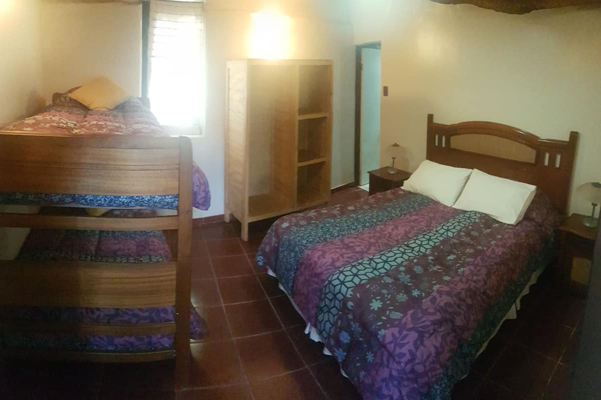 Quarto Quádruplo Standard, várias camas, casa de banho privativa | Cortinas/cortinados opacos, Wi-fi grátis, roupa de cama fornecida