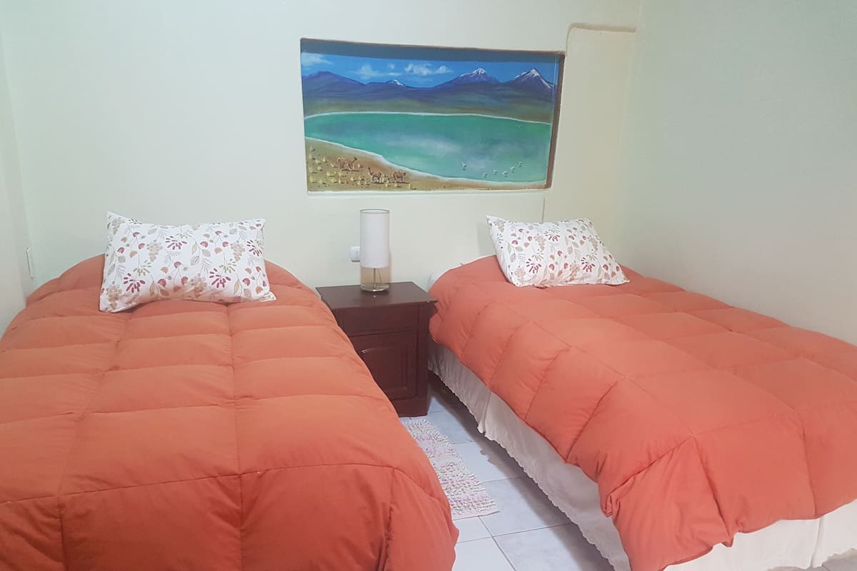 Quarto Twin Standard, casa de banho privativa | Cortinas/cortinados opacos, Wi-fi grátis, roupa de cama fornecida