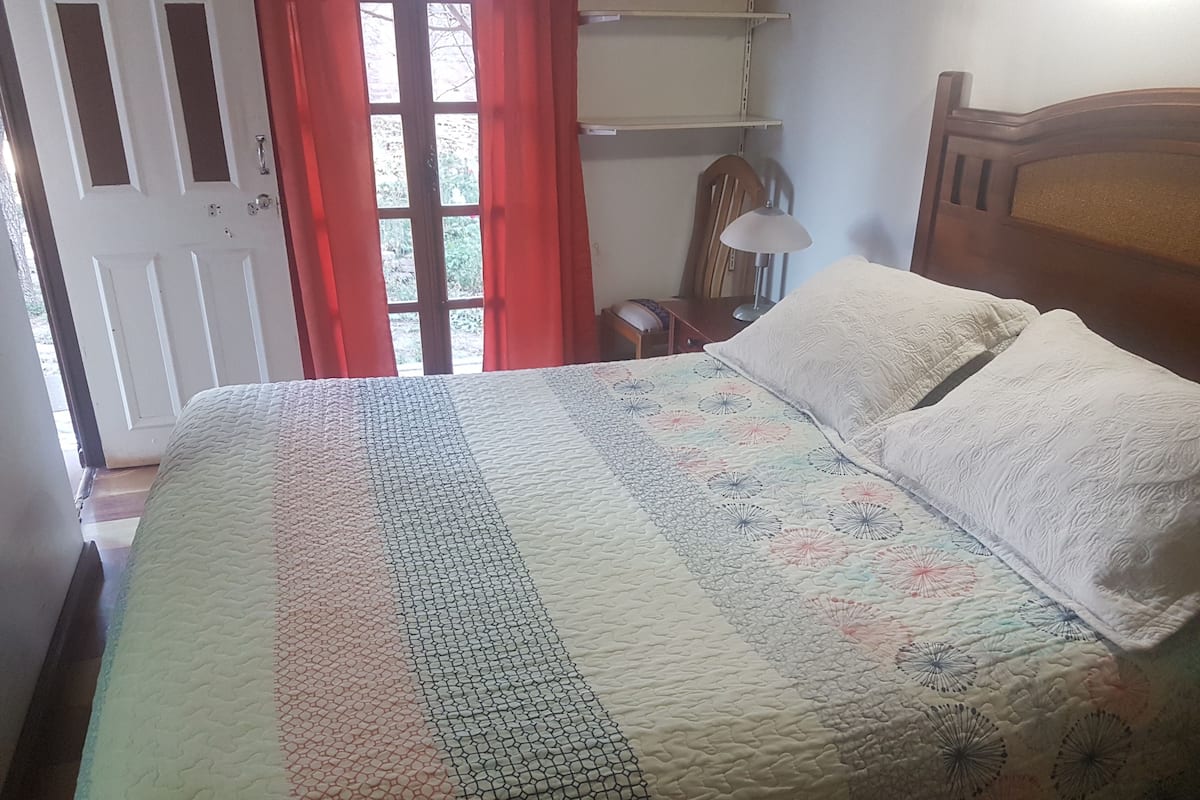 Quarto Duplo Standard, 1 cama queen-size, casa de banho privativa | Cortinas/cortinados opacos, Wi-fi grátis, roupa de cama fornecida