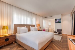 Quarto Executivo (Upper Floor) | Roupa hipoalergénica, cofre com capacidade para portátil, secretária 