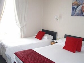 Quarto Duplo ou Twin, casa de banho anexa (Non-Smoking) | Secretária, ferro/tábua de engomar, Wi-fi grátis