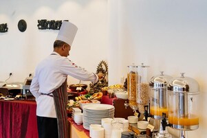 Café da manhã, almoço e jantar; culinária internacional 