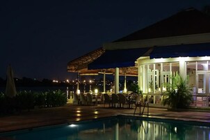 Bar junto à piscina