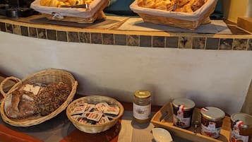 Pequeno-almoço continental diário (12.00 EUR por pessoa)