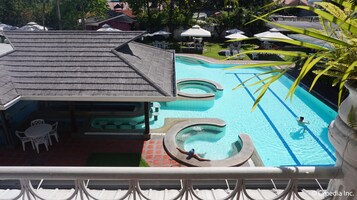 2 piscinas externas, espreguiçadeiras