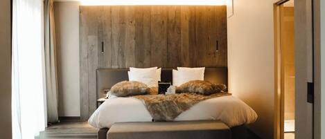 Quarto Superior | Minibar, cofre no quarto, secretária, quartos insonorizados
