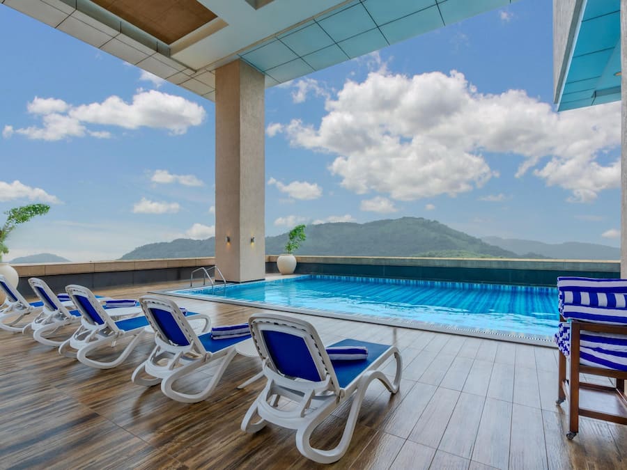 Piscina externa, funciona das 7h às 19h, espreguiçadeiras