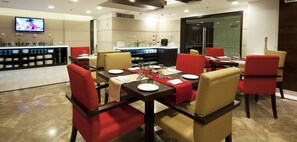 Pequenos-almoços, almoços, jantares servidos, cozinha internacional