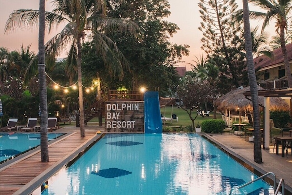 2 piscinas exteriores, guarda-sóis, espreguiçadeiras