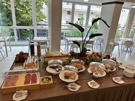 Café da manhã com buffet todos os dias (EUR 7 por pessoa) 