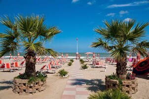 Perto da praia, prática de vela, passeios de lancha, prática de pesca 