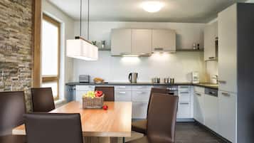 Apartamento conforto | Cozinha privada | Geladeira grande, micro-ondas, cooktop, lava-louças