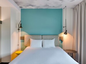 Quarto casal standard, 1 cama Queen | Escrivaninha, quartos à prova de som, berços grátis, Wi-Fi de cortesia