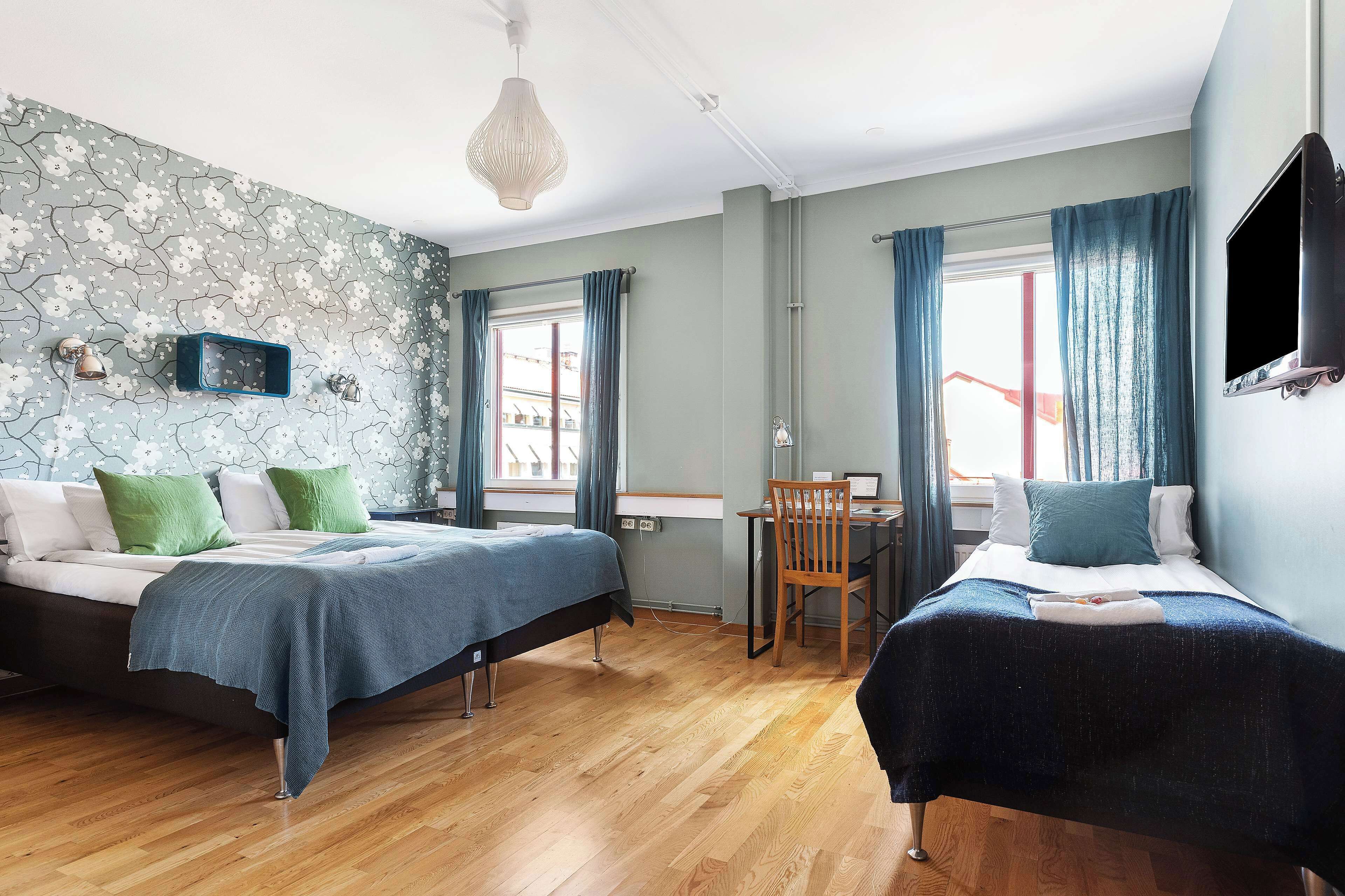 Quarto Standard, 3 camas individuais, não fumadores | Roupa de alta qualidade, com mobília individualizada, secretária 