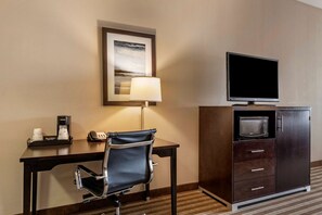 Camas com colchões pillow-top, escrivaninha