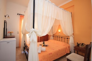 Quarto casal standard, sacada | Wi-Fi de cortesia, roupa de cama
