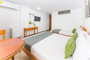 Quarto Triplo Standard | Secretária, ferro/tábua de engomar, camas desdobráveis, Wi-fi grátis 