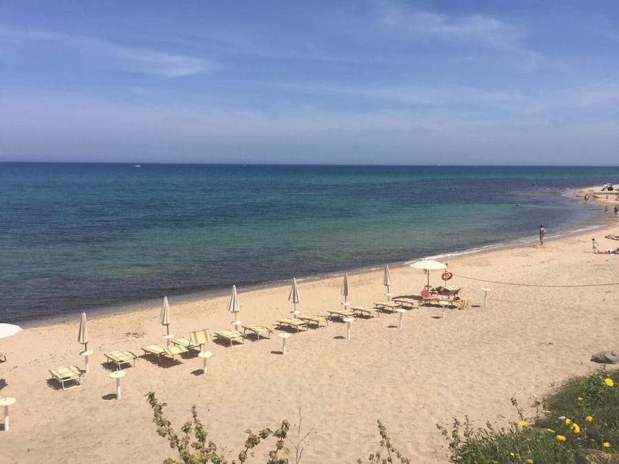 Uma praia privada, praia de areia branca, espreguiçadeiras