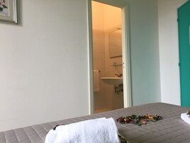 Chuveiro, produtos de toalete grátis, secador de cabelo, bidê