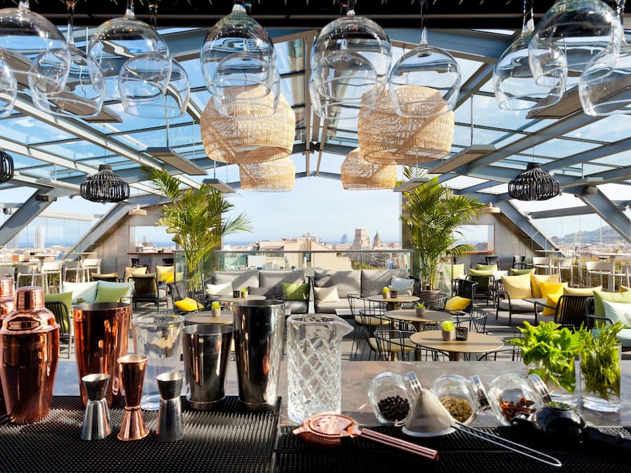 Este bar no terraço do hotel, com espaço para refeições ao ar livre