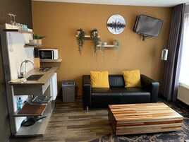 Escrivaninha, espaço de trabalho para notebook, cortinas blackout