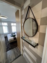 Escrivaninha, espaço de trabalho para notebook, cortinas blackout