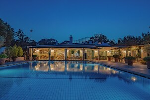 Piscina interior, piscina exterior, guarda-sóis, espreguiçadeiras