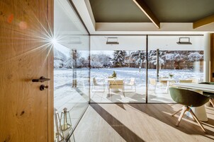 Terraço com espreguiçadeiras