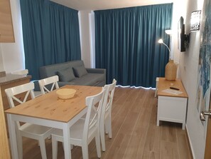 Cortinas/cortinados opacos, ferro/tábua de engomar 