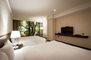 Minibar, cofre no quarto, secretária, cortinas/cortinados opacos 