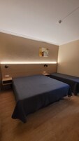 Quarto Duplo | Secretária, quartos insonorizados, camas desdobráveis, Wi-fi grátis 