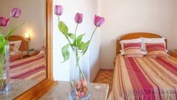 Secretária, quartos insonorizados, camas desdobráveis, Wi-fi grátis