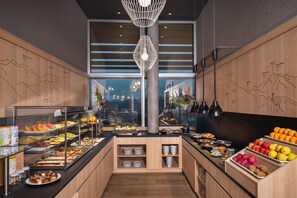 Pequeno-almoço tipo buffet diário mediante uma taxa 