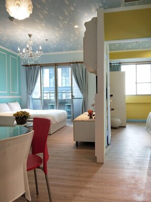 Quarto família, 2 quartos, vista para a cidade | Área de estar | TV 32 polegadas com canais a cabo