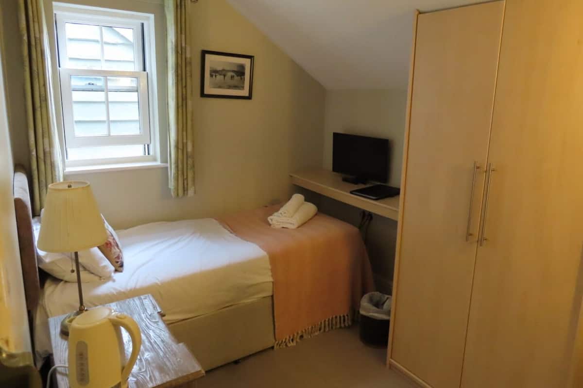 Quarto Individual Básico | Wi-fi grátis, roupa de cama fornecida
